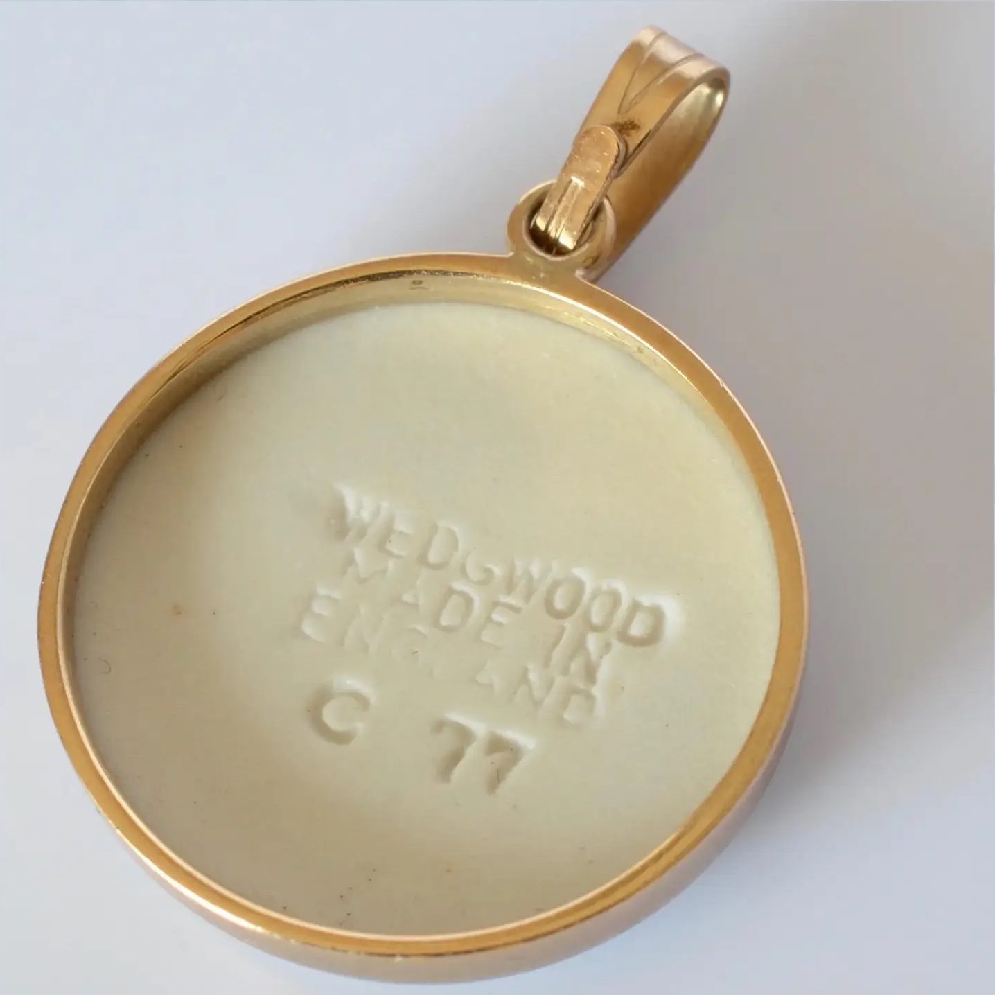 Vintage 9K Yellow Gold “Wedgwood” England Jasperware White, Black and ...